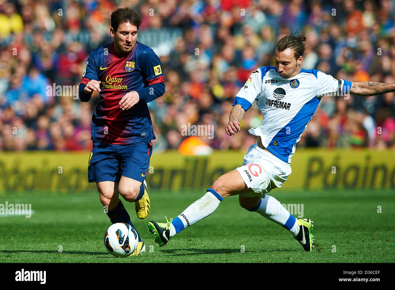 Lionel Messi (FC Barcelona) duels for the ball against Alexis (Getafe ...