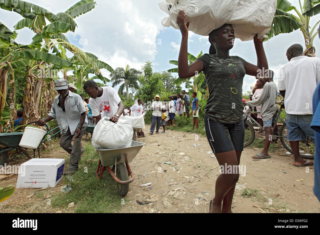 Leogane, Haiti, a woman auxiliary cargoes transported on the head Stock ...
