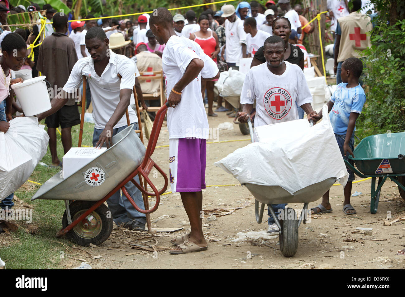 Humanitarian aid american red cross hi-res stock photography and images ...