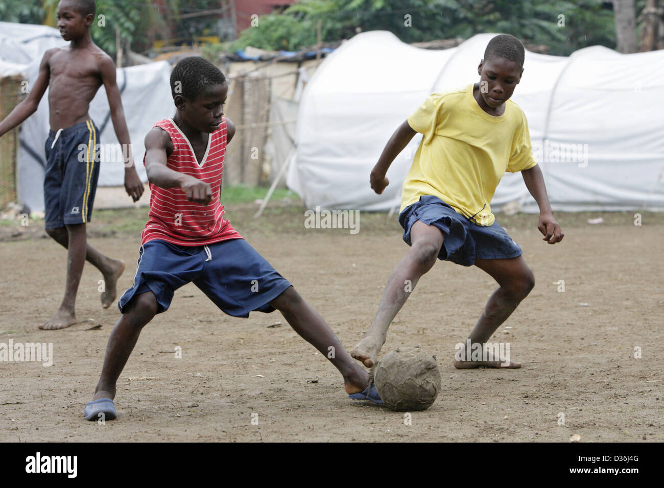 Children play in refugee hi-res stock photography and images - Alamy