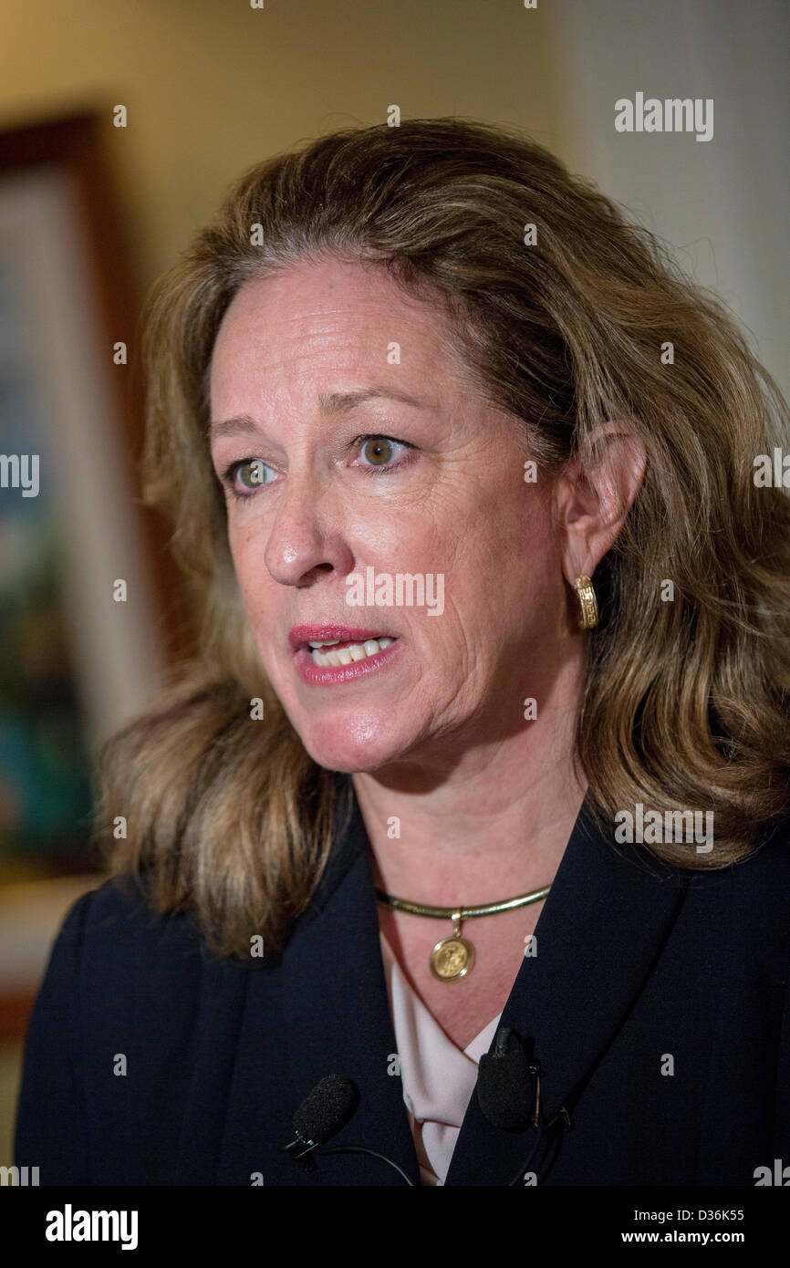 Elizabeth Colbert Busch, sister of comedian Stephen Colbert, shakes ...