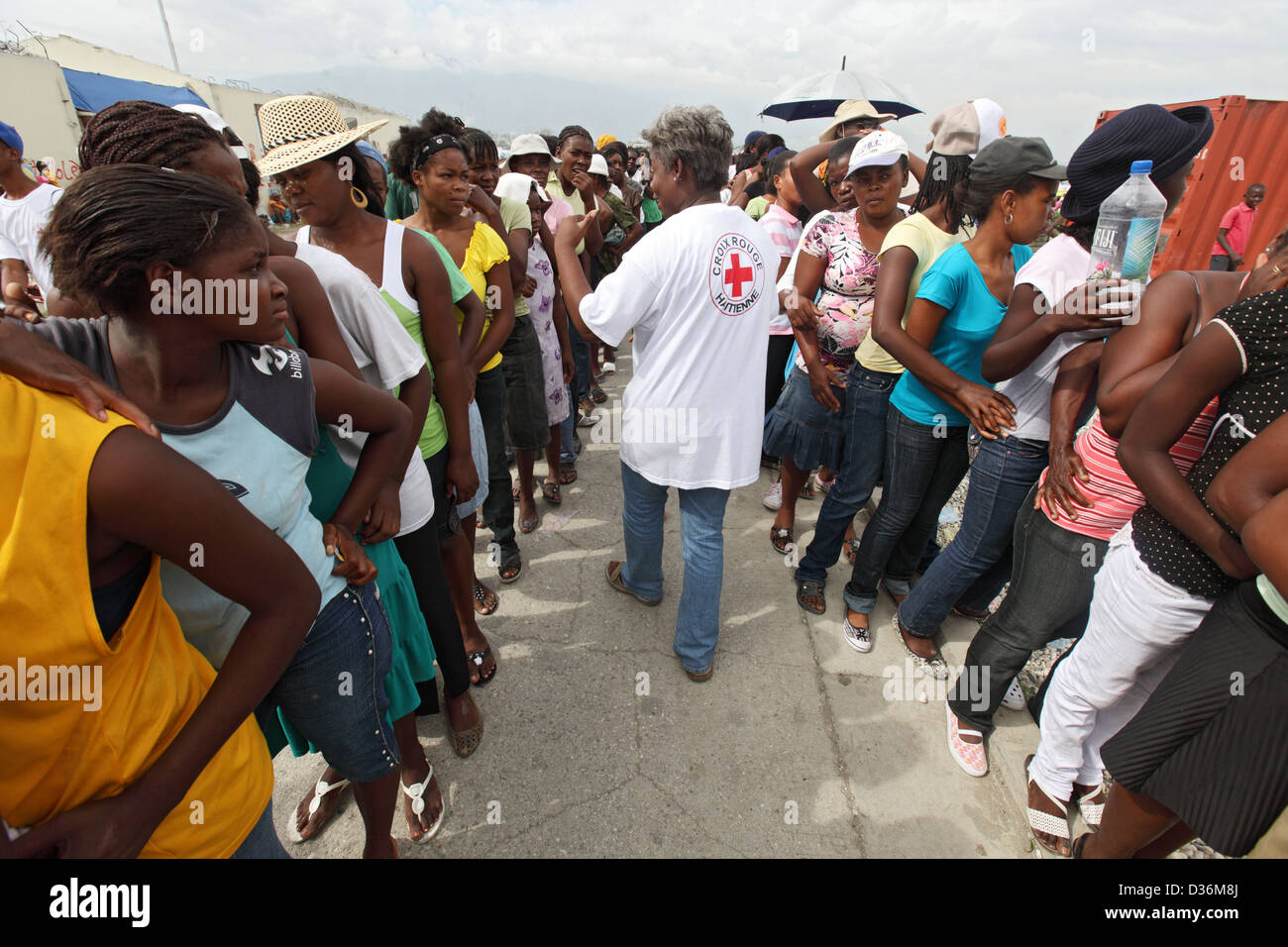 American red cross volunteers aid hi-res stock photography and images ...
