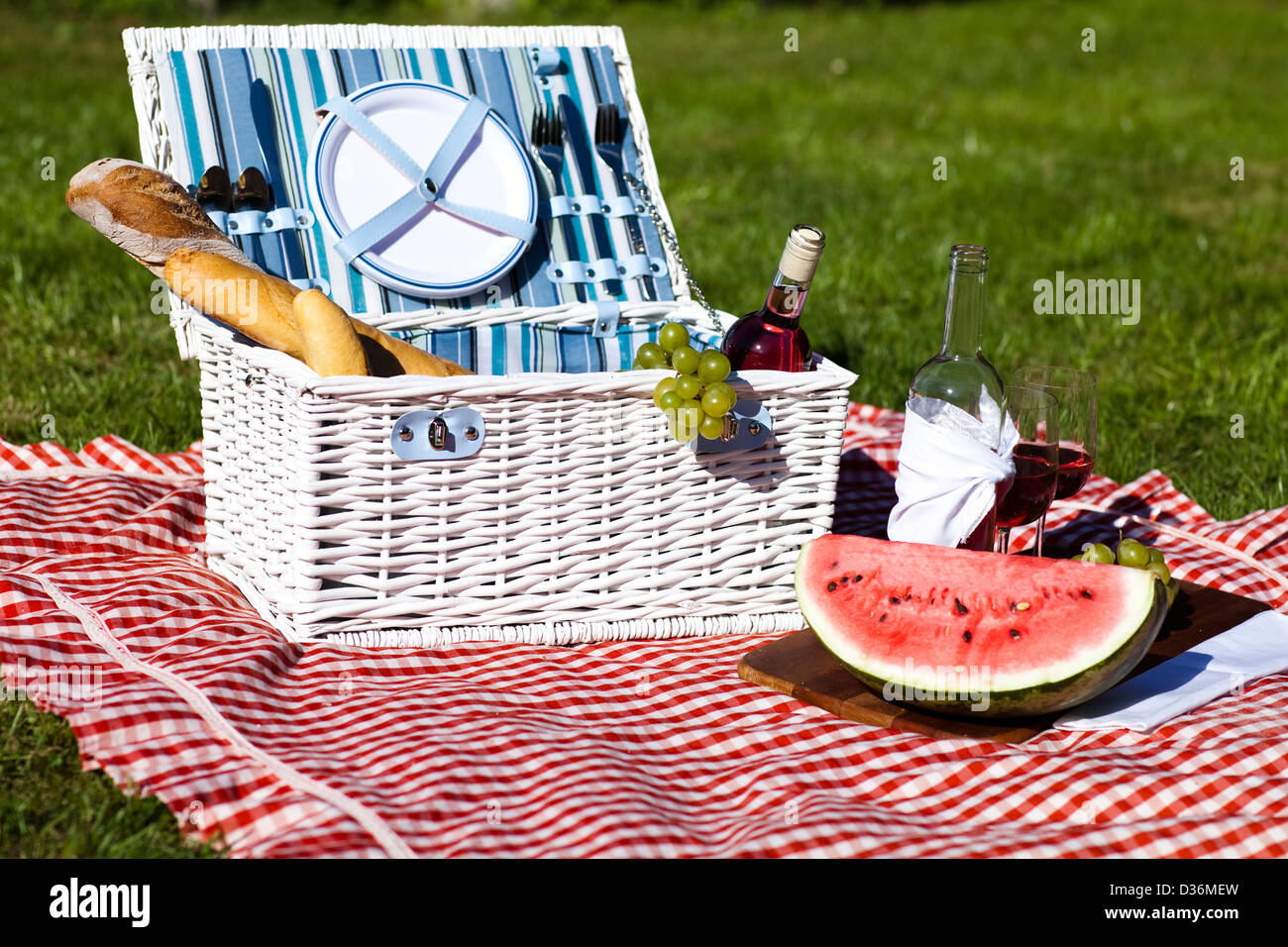 Picnic basket on green lawn Stock Photo - Alamy