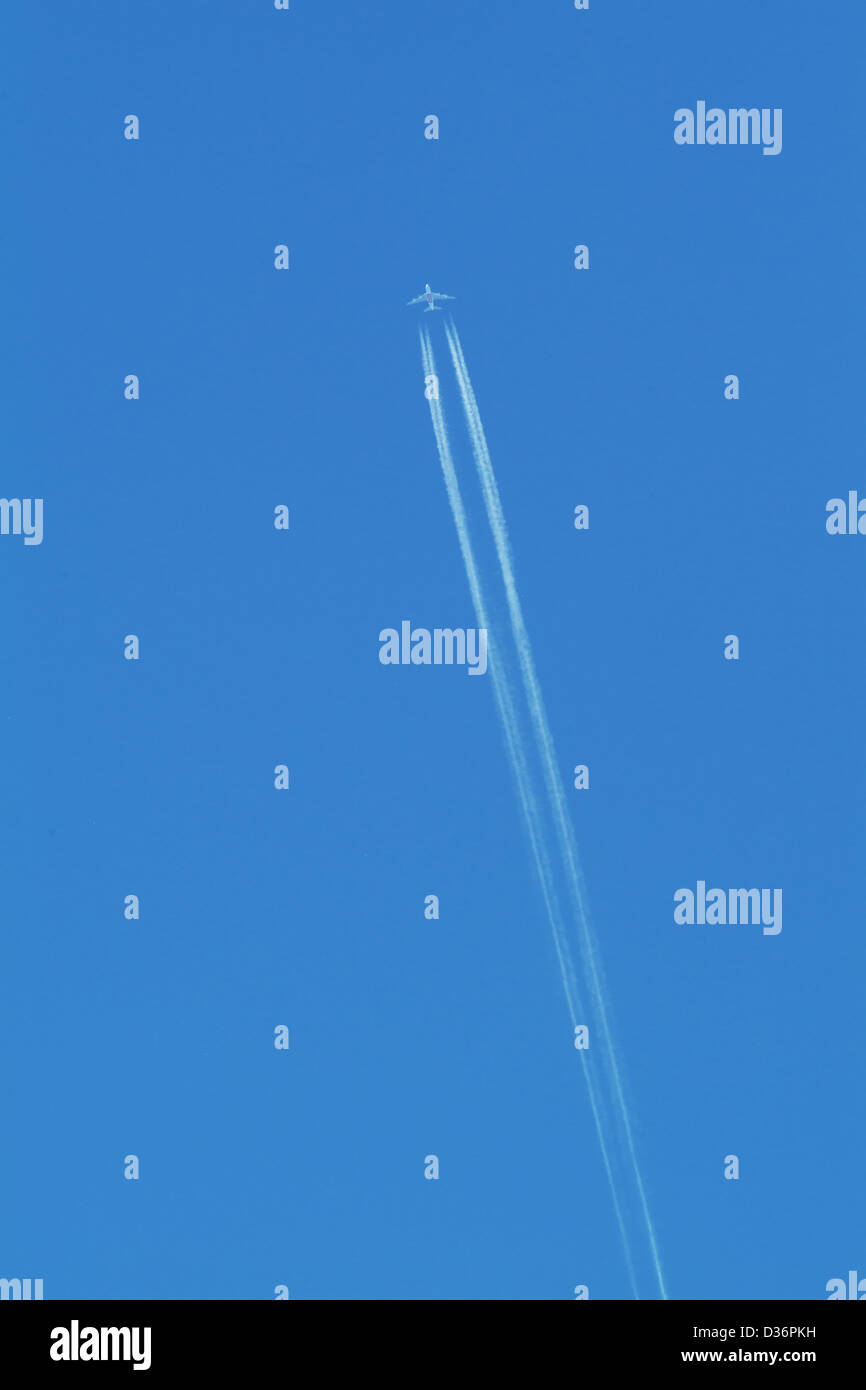 Jet aircraft contrail hi-res stock photography and images - Alamy