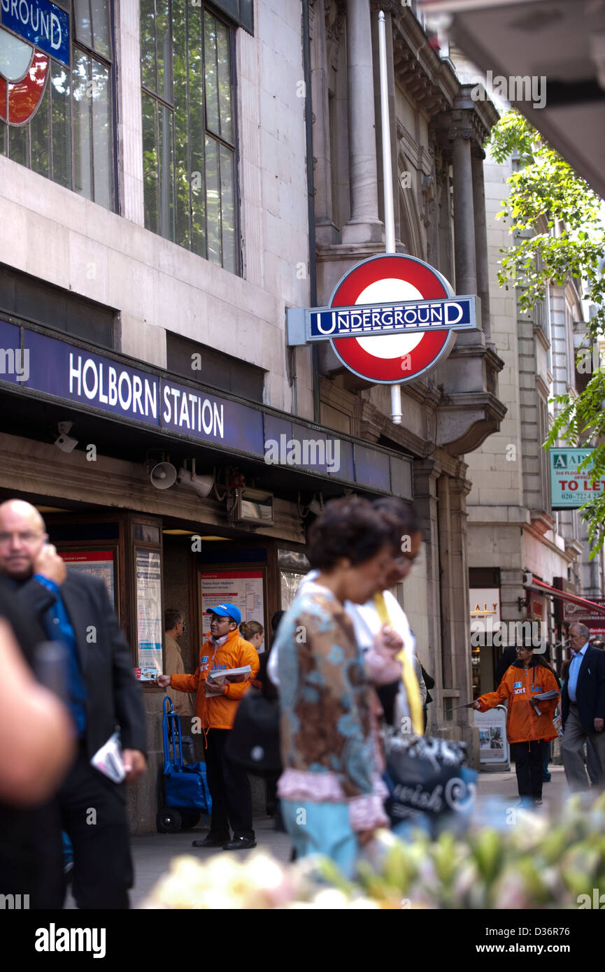 Holborn Station London Underground train Stock Photo - Alamy
