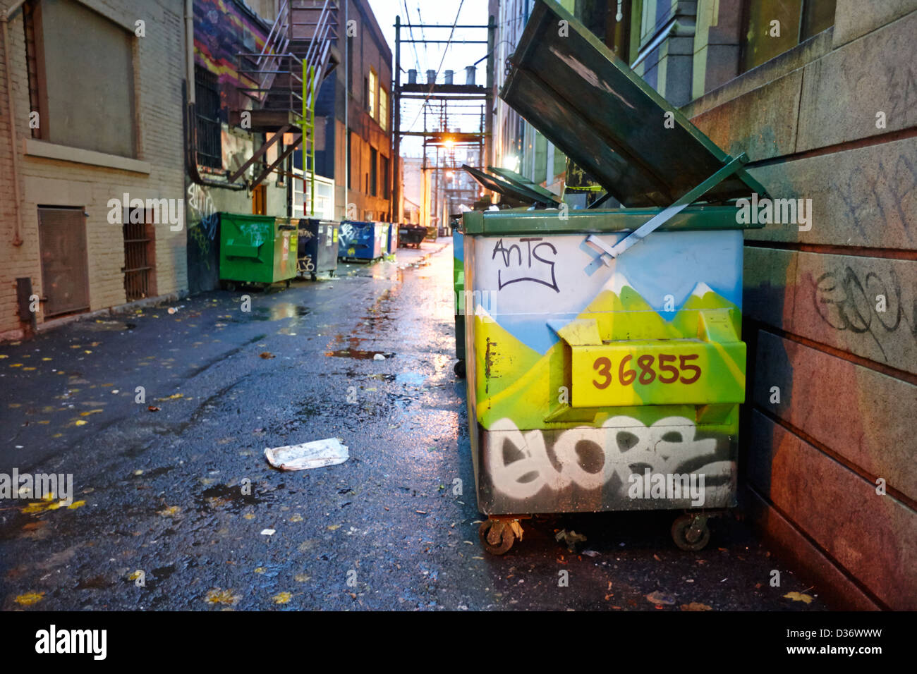 Alley alleyway garbage hi-res stock photography and images - Alamy