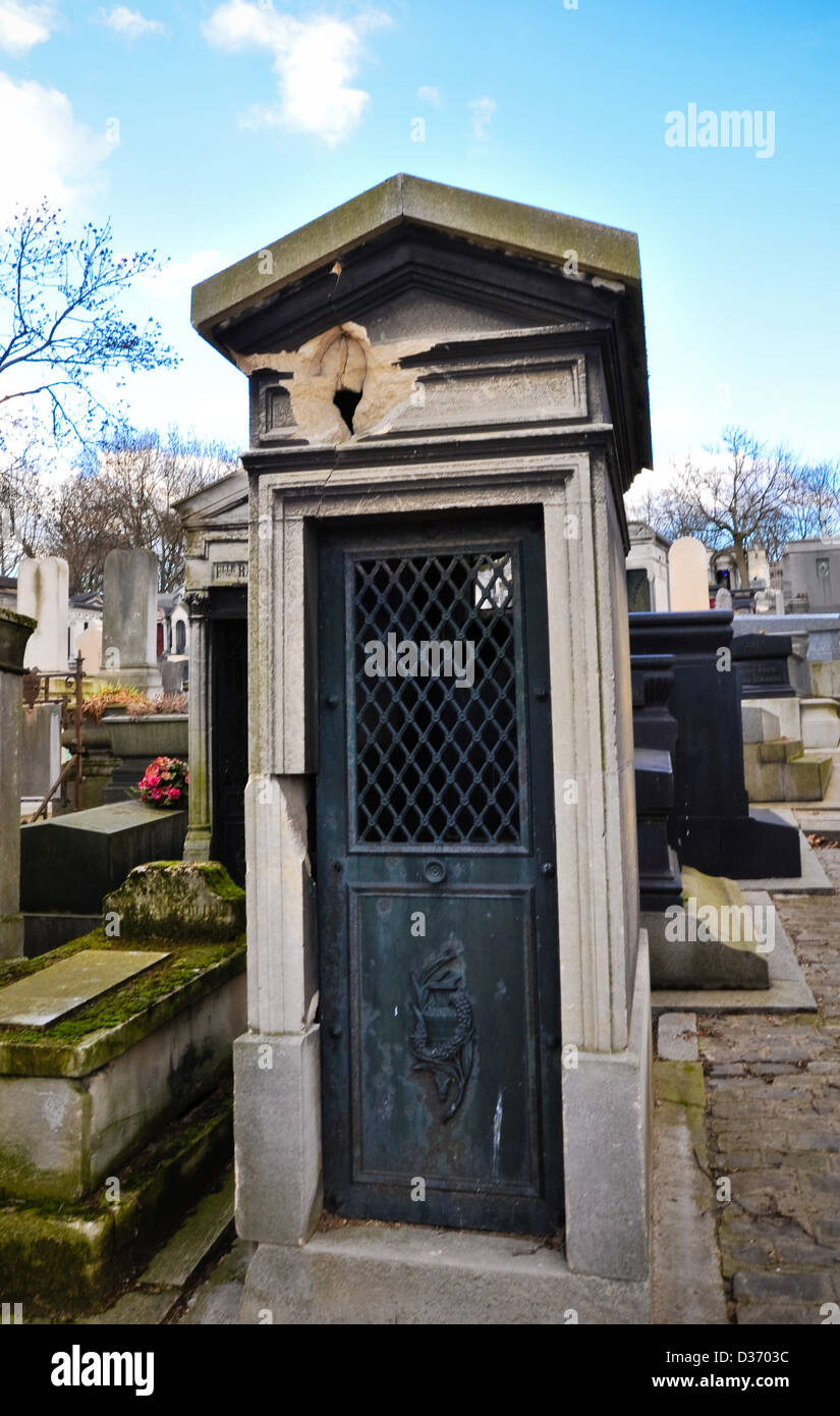 Mausoleum crypt door hi-res stock photography and images - Alamy