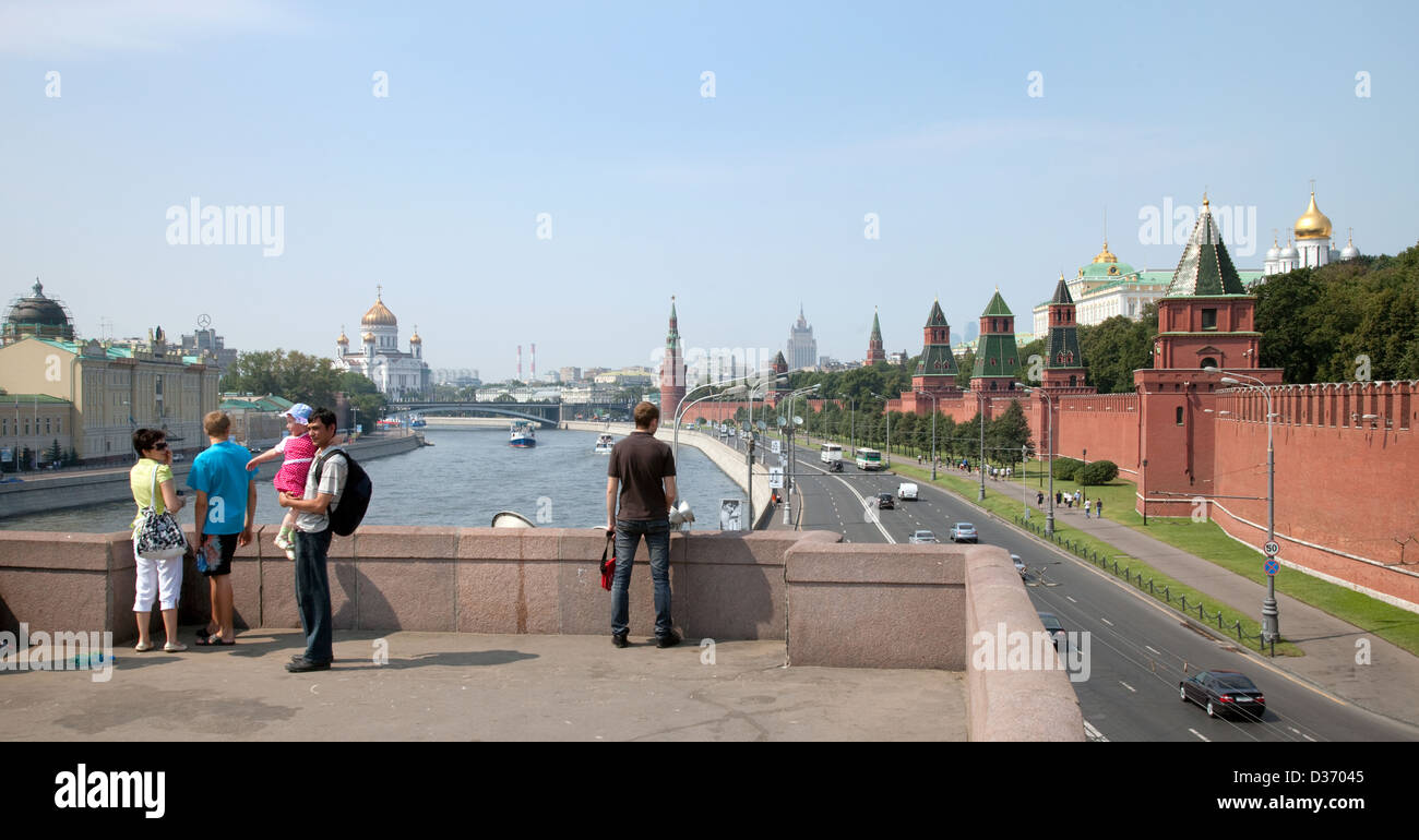 Moscow, Russia, tourists enjoy the view of the Kremlin Stock Photo - Alamy