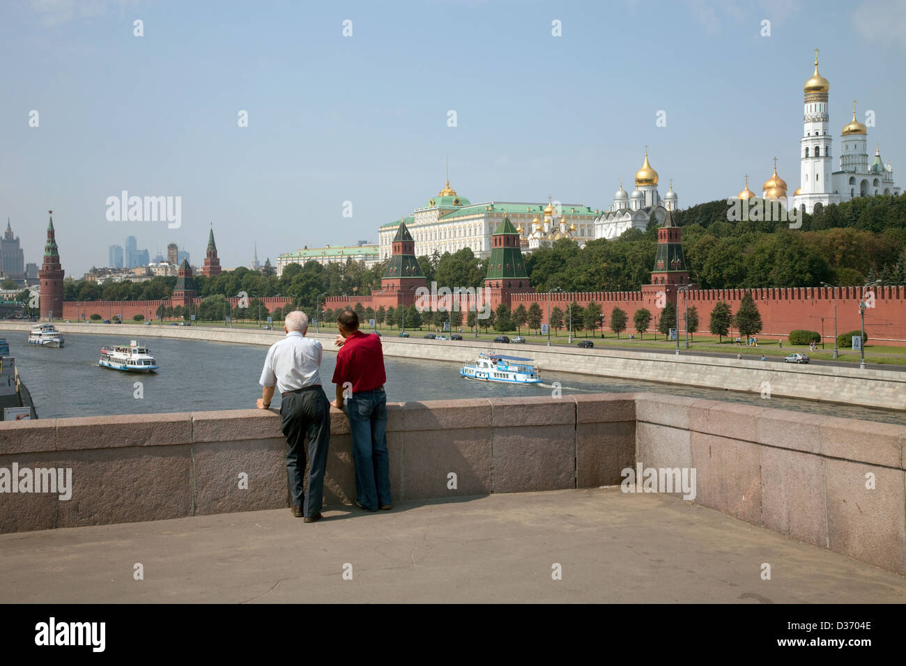 Moscow, Russia, tourists enjoy the view of the Kremlin Stock Photo - Alamy
