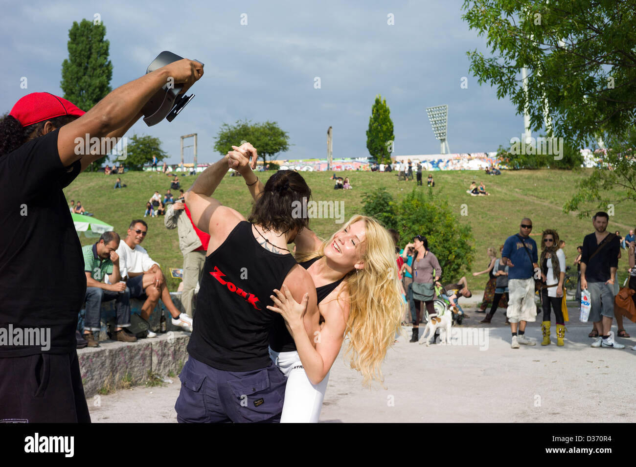 Berlin park people dancing hi-res stock photography and images - Alamy