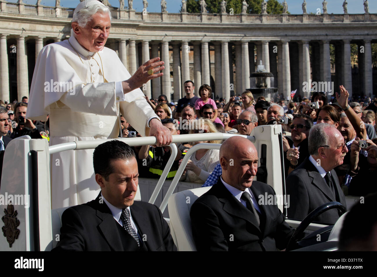 Papal audience hi-res stock photography and images - Alamy