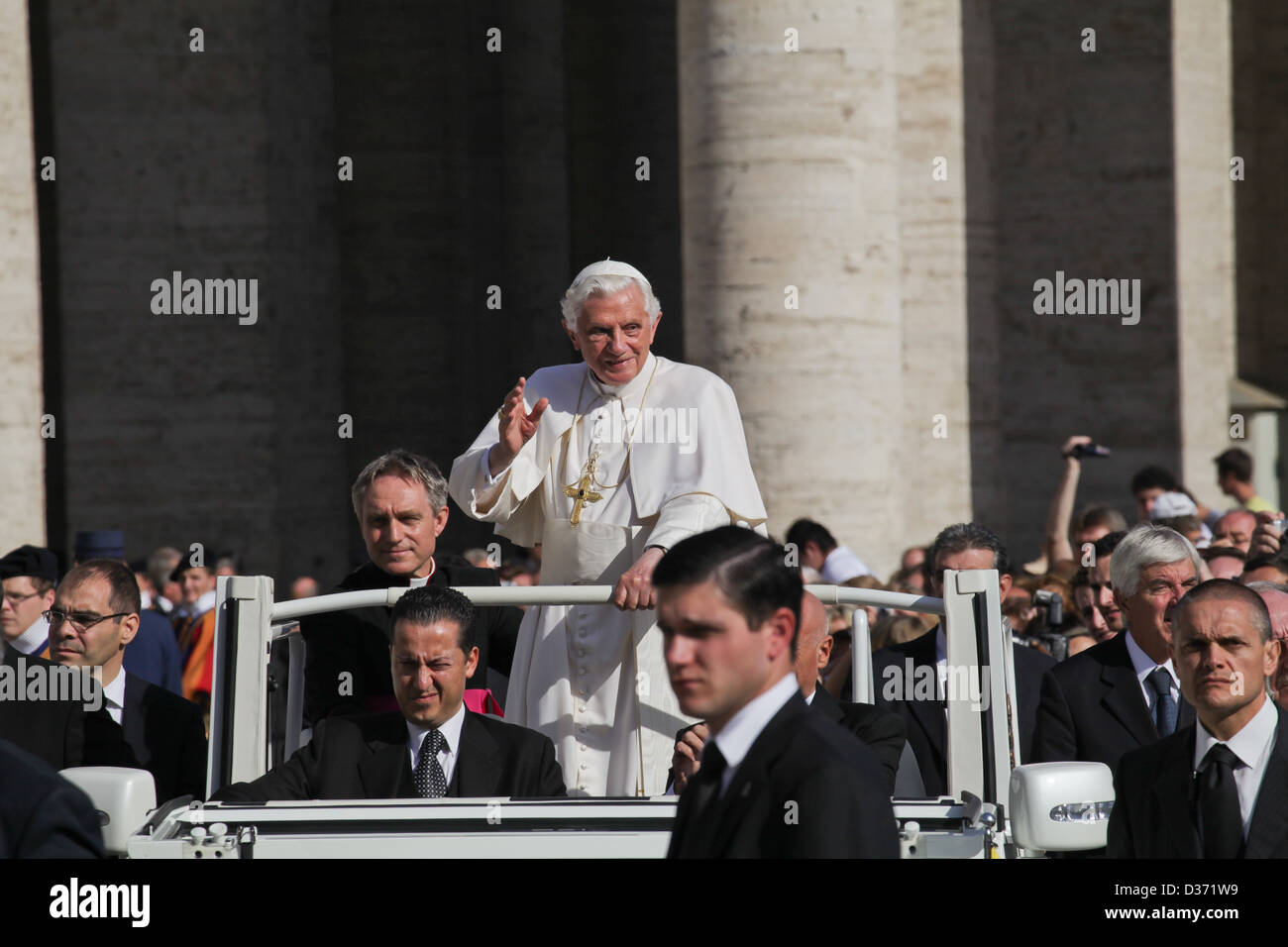 Papal audience hi-res stock photography and images - Alamy