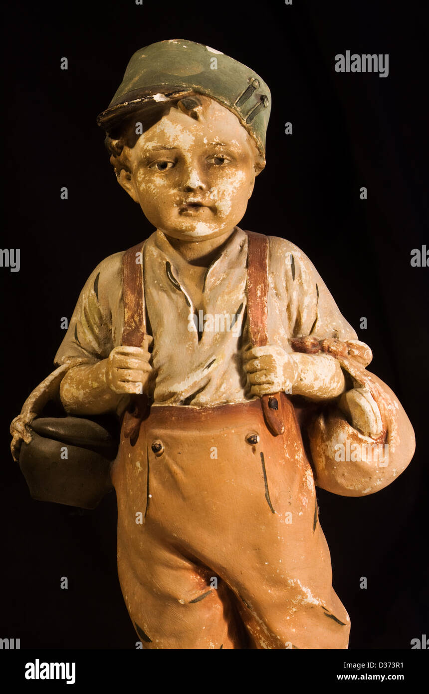 Statue of a boy hi-res stock photography and images - Alamy