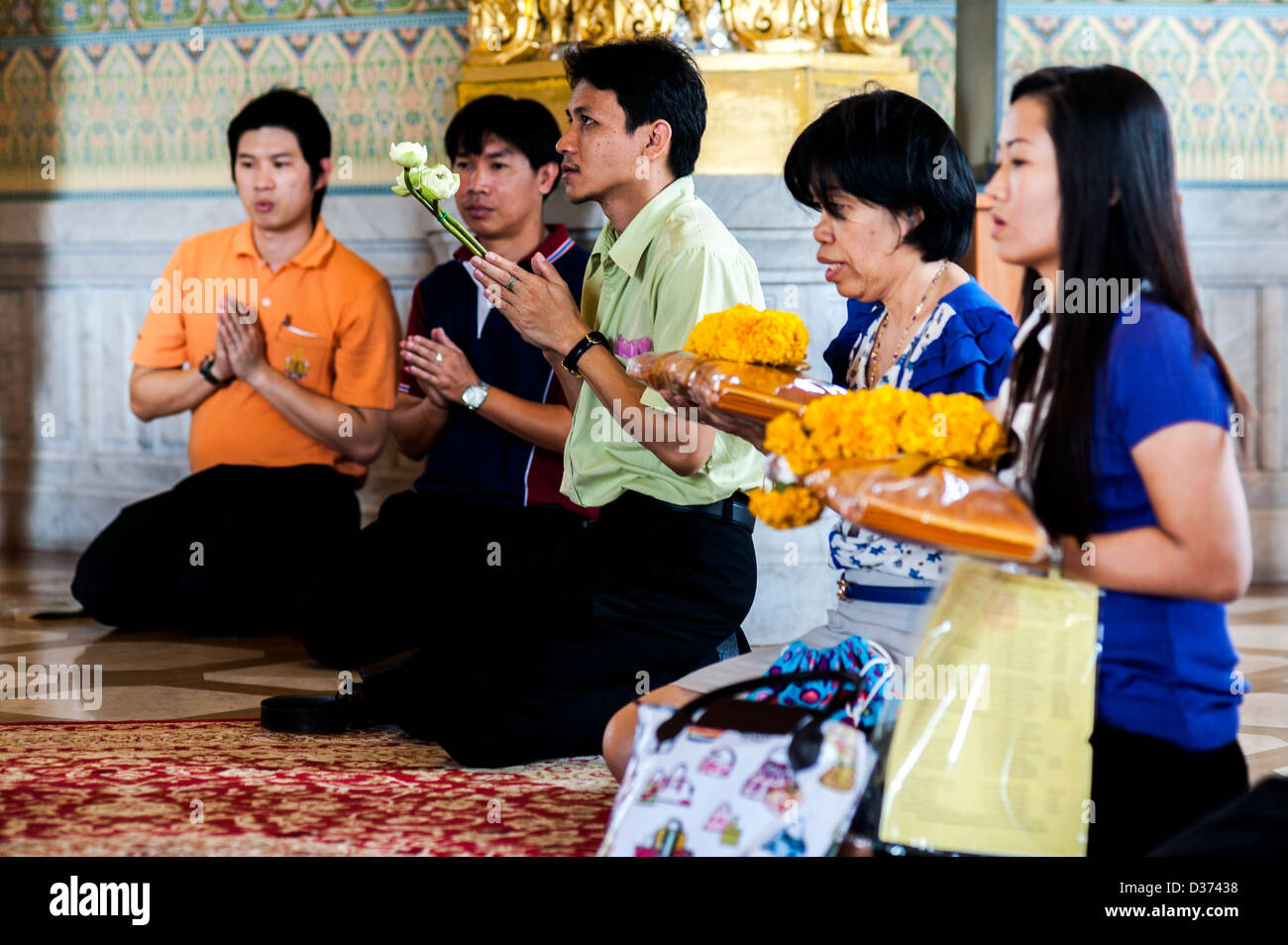 BANGKOK - THAILAND: Several people pray to the golden Buddha in Bangkok ...