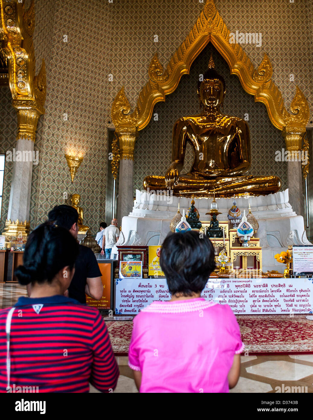 BANGKOK - THAILAND: Two women pray to the golden Buddha in Bangkok ...