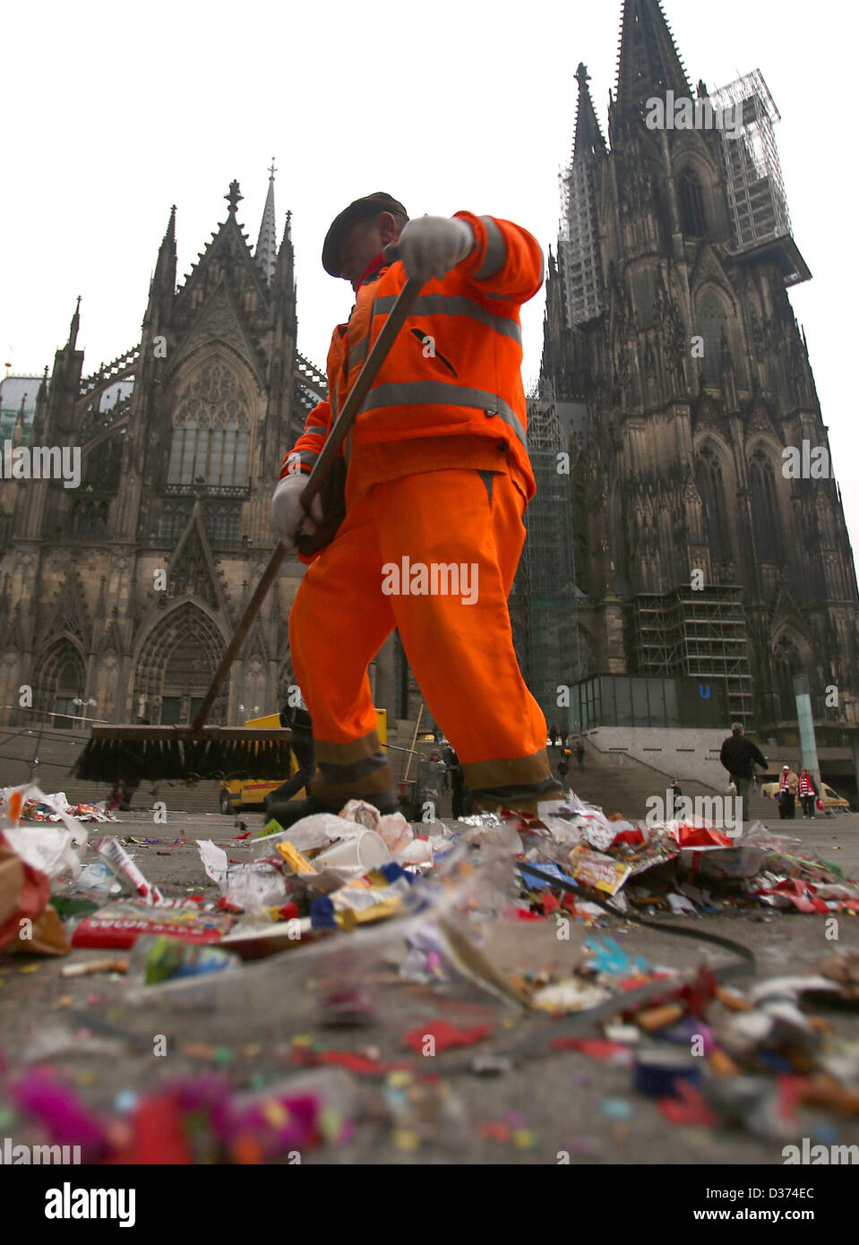 Street sweeper at cologne cathedral hi-res stock photography and images ...