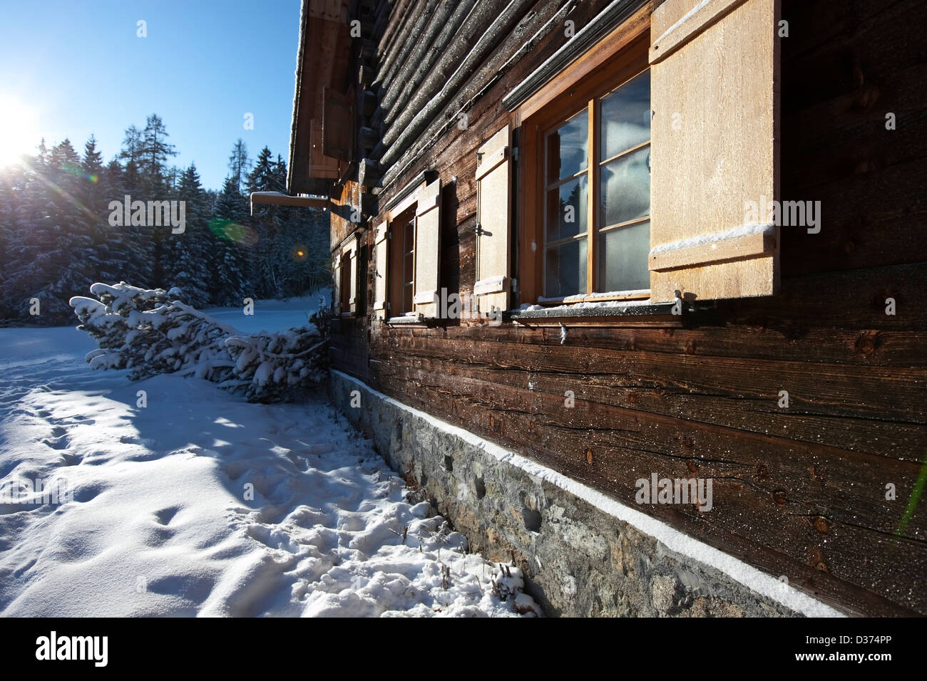 Log cabin with fogged windows - in winter landscape Stock Photo - Alamy