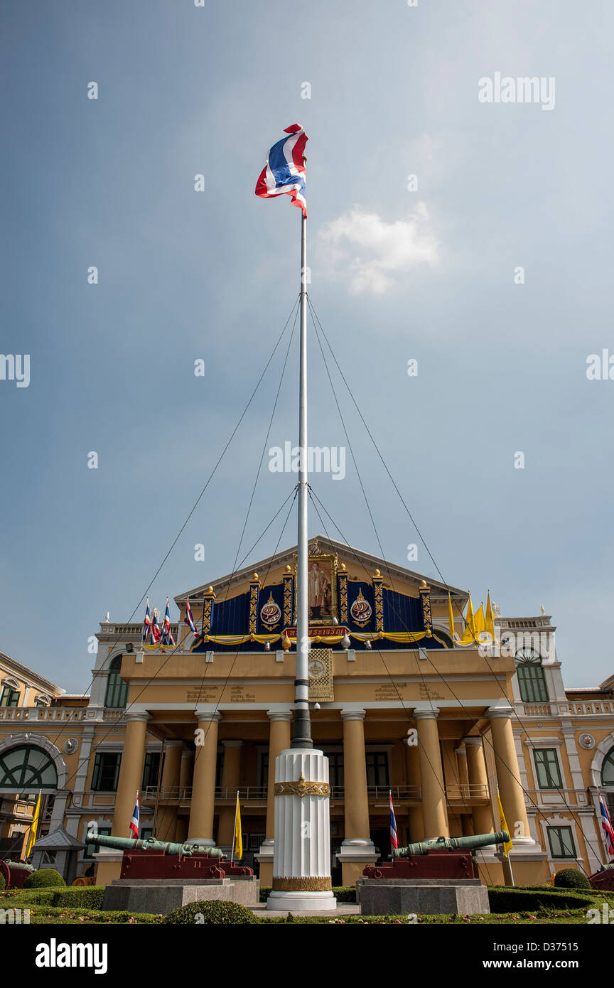 BANGKOK - THAILAND: Ministry of defense building in Bangkok Stock Photo ...