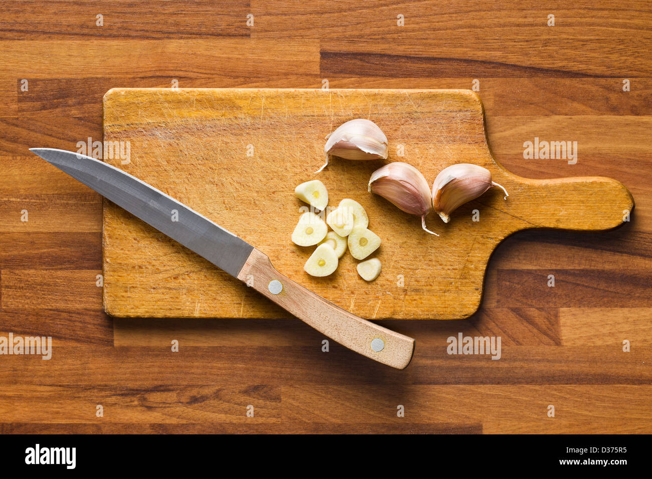 the sliced garlic on kitchen table Stock Photo - Alamy