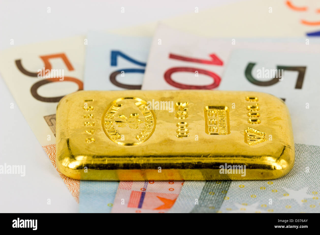 Gold notes hi-res stock photography and images - Alamy