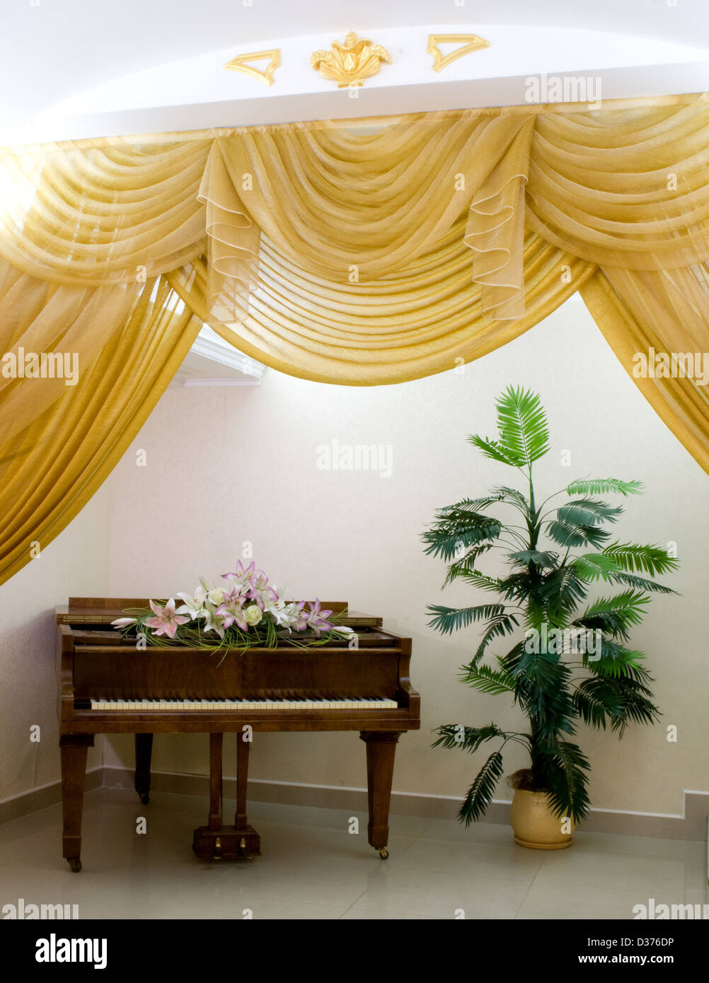 Grand Piano on modern floorboards Stock Photo - Alamy