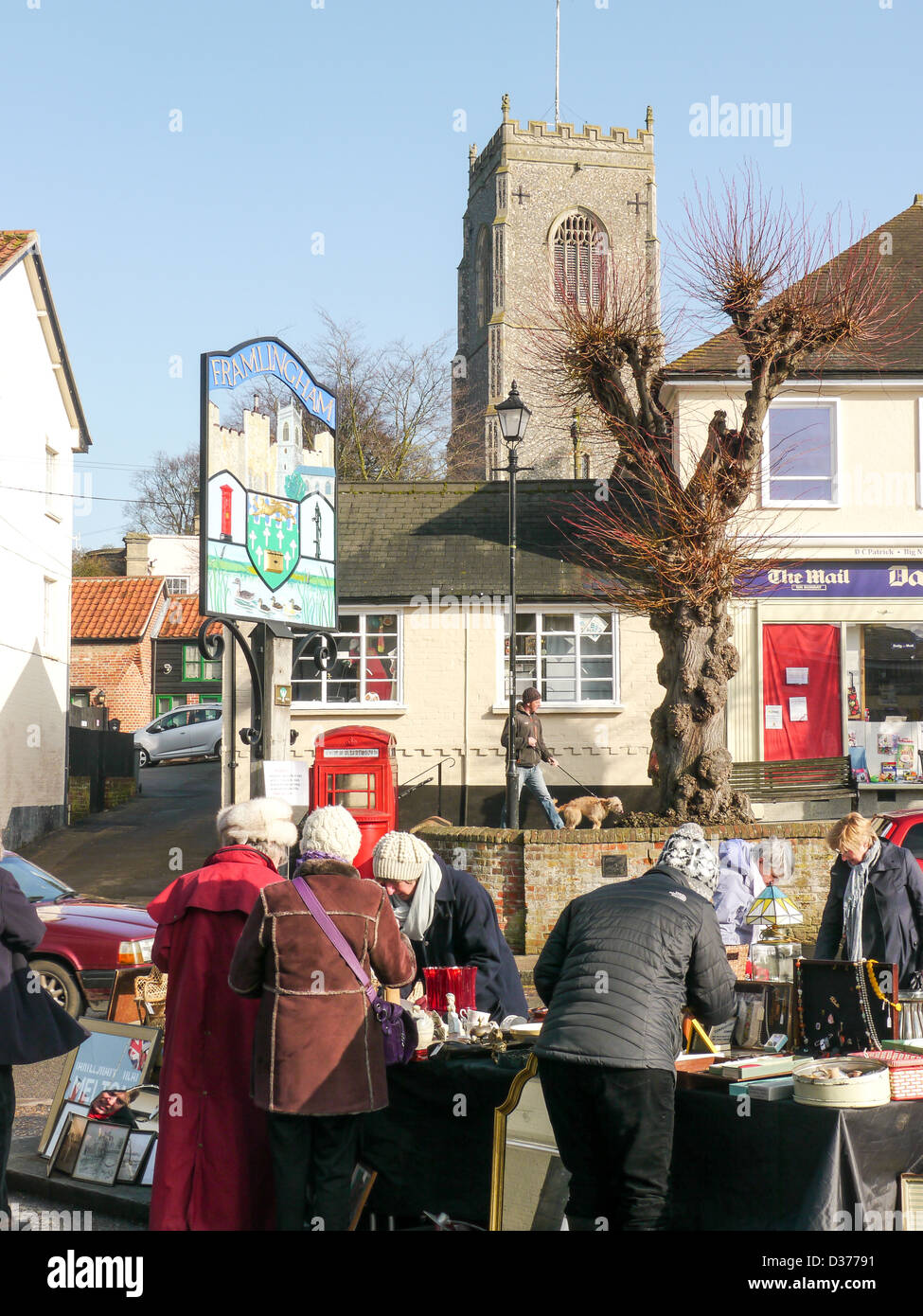 Stalls in the market square of Framlingham, in Suffolk, UK, with the ...
