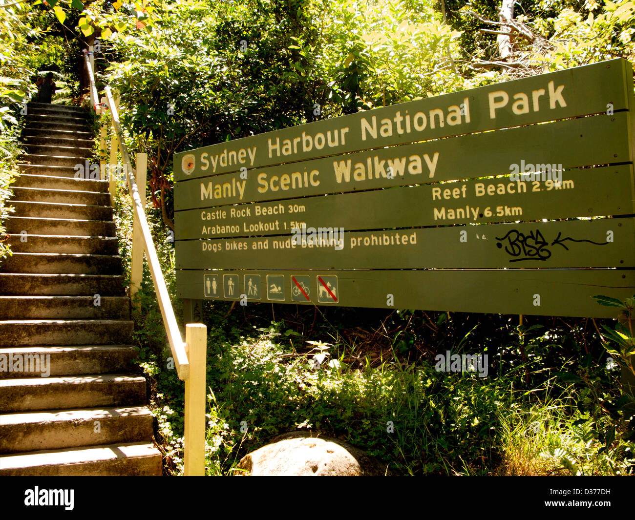 Steps on the Sydney Harbour National Park sign, Manly Scenic Walk ...