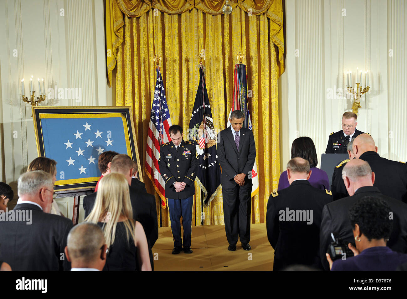 US President Barack Obama stands in prayer with Army Staff Sergeant ...