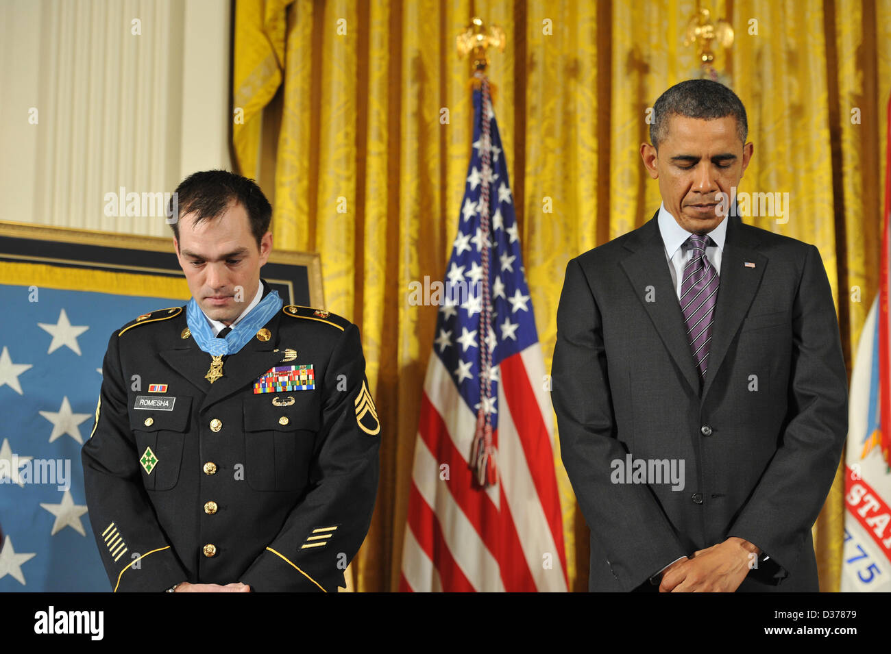 US President Barack Obama stands in prayer with Army Staff Sergeant ...