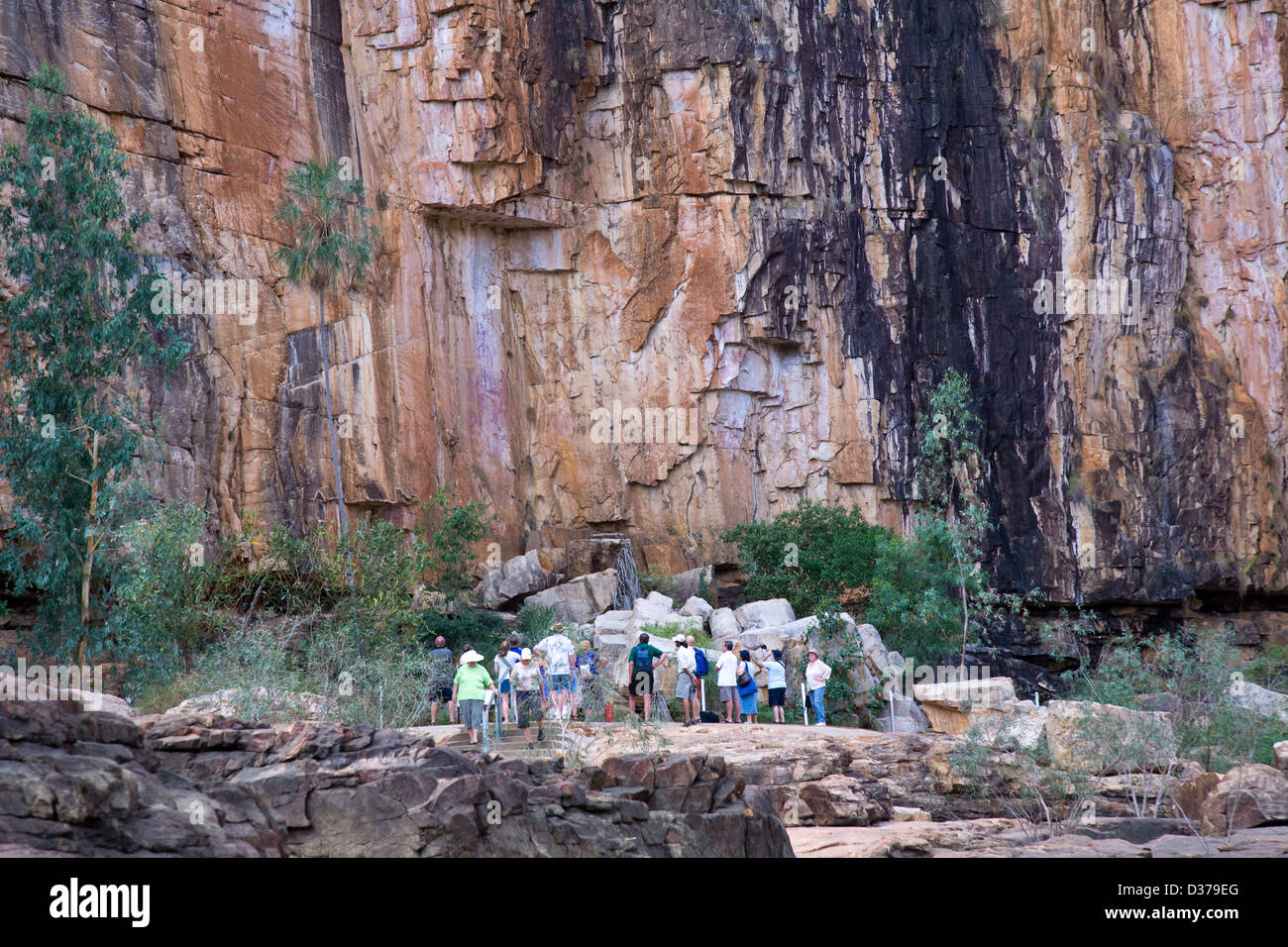 Tour group examines Aboriginal rock art, Nitmiluk (Katherine Gorge ...