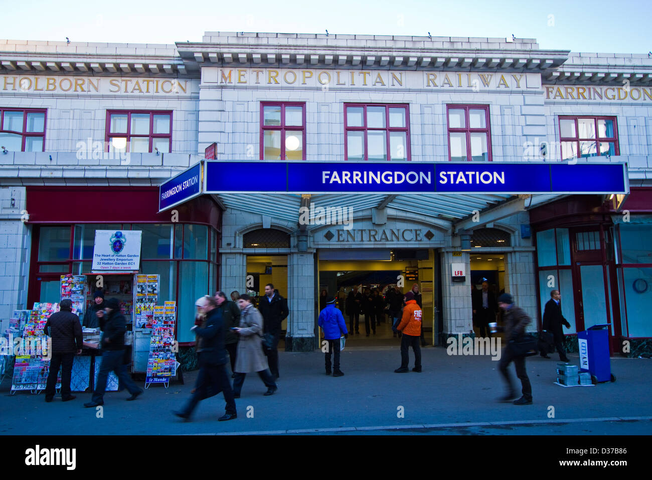 People tube station hi-res stock photography and images - Alamy