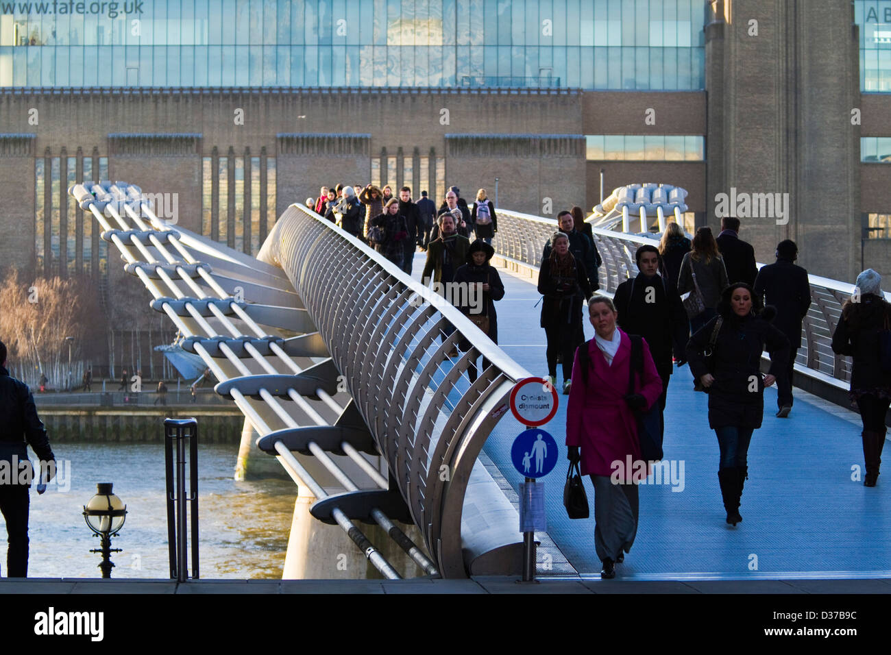 Millennium bridge london 2000 hi-res stock photography and images - Alamy