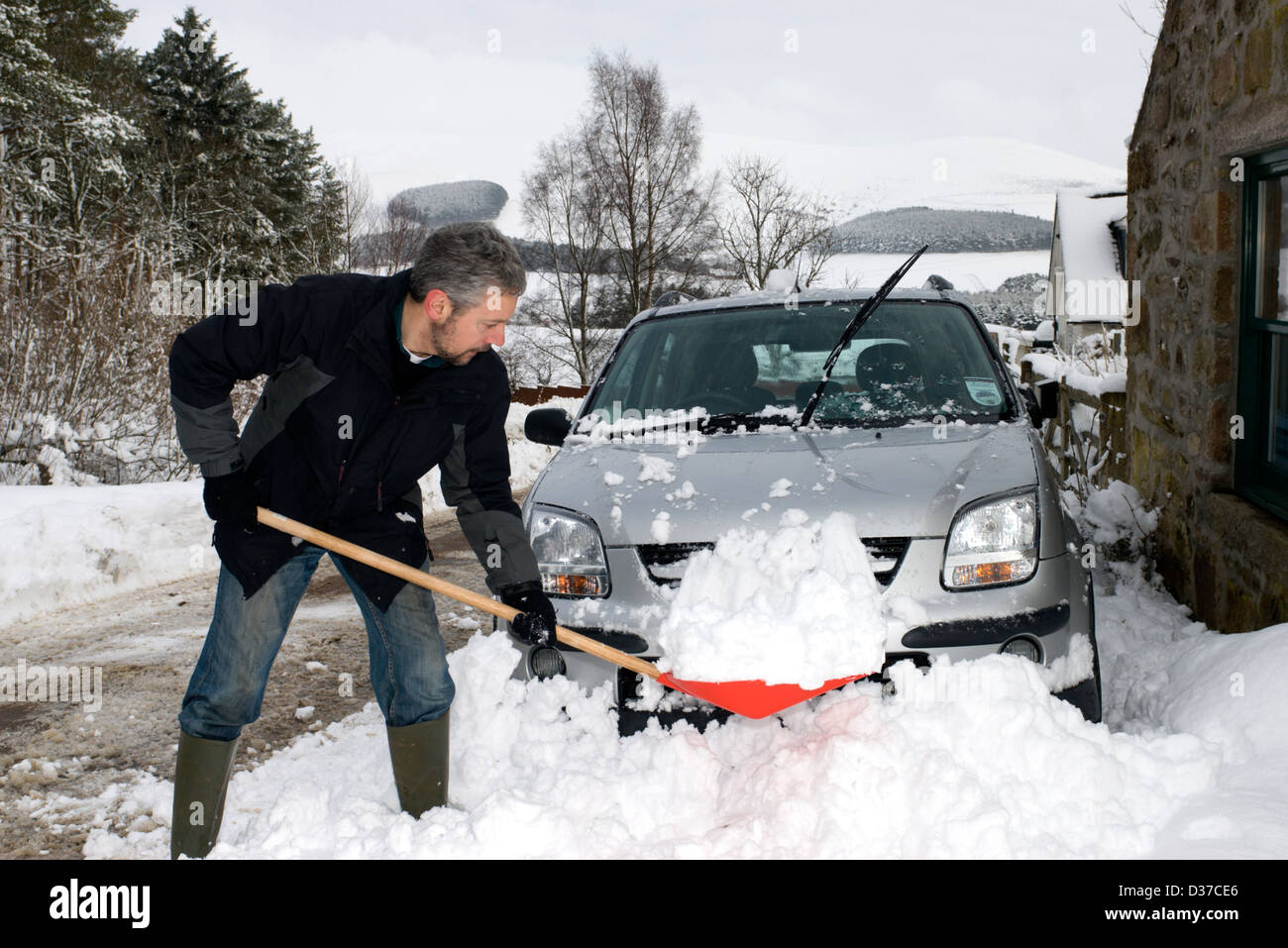 Man clearing snow from car hi-res stock photography and images - Alamy
