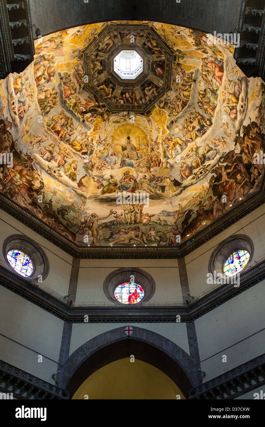 Inside the Basilica di Santa Maria del Fiore, or Duomo, in Florence ...