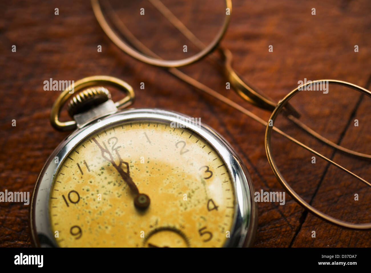Antique clock and glasses Stock Photo - Alamy