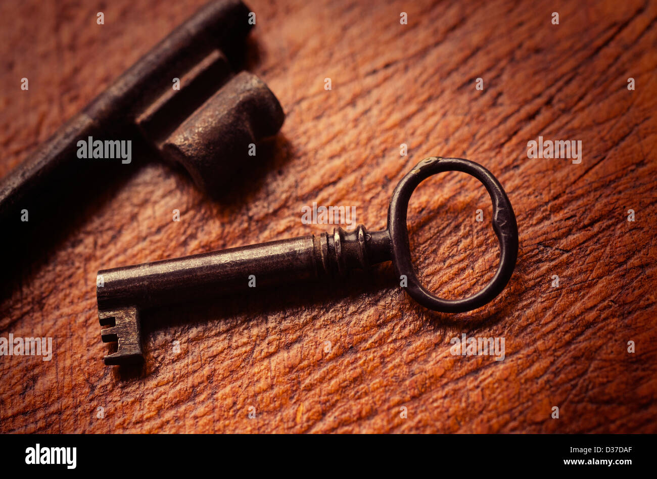 Antique keys on wood Stock Photo - Alamy