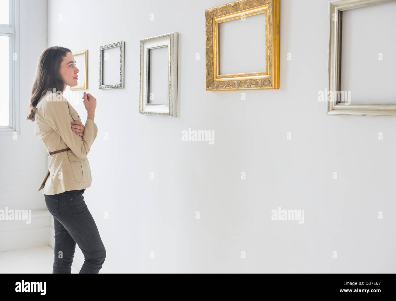 USA, New Jersey, Jersey City, Woman looking at blank pictures in art ...