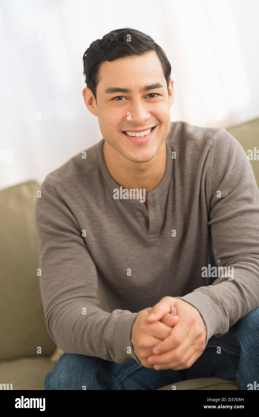 Man smiling portrait 25 29 sofa hi-res stock photography and images - Alamy