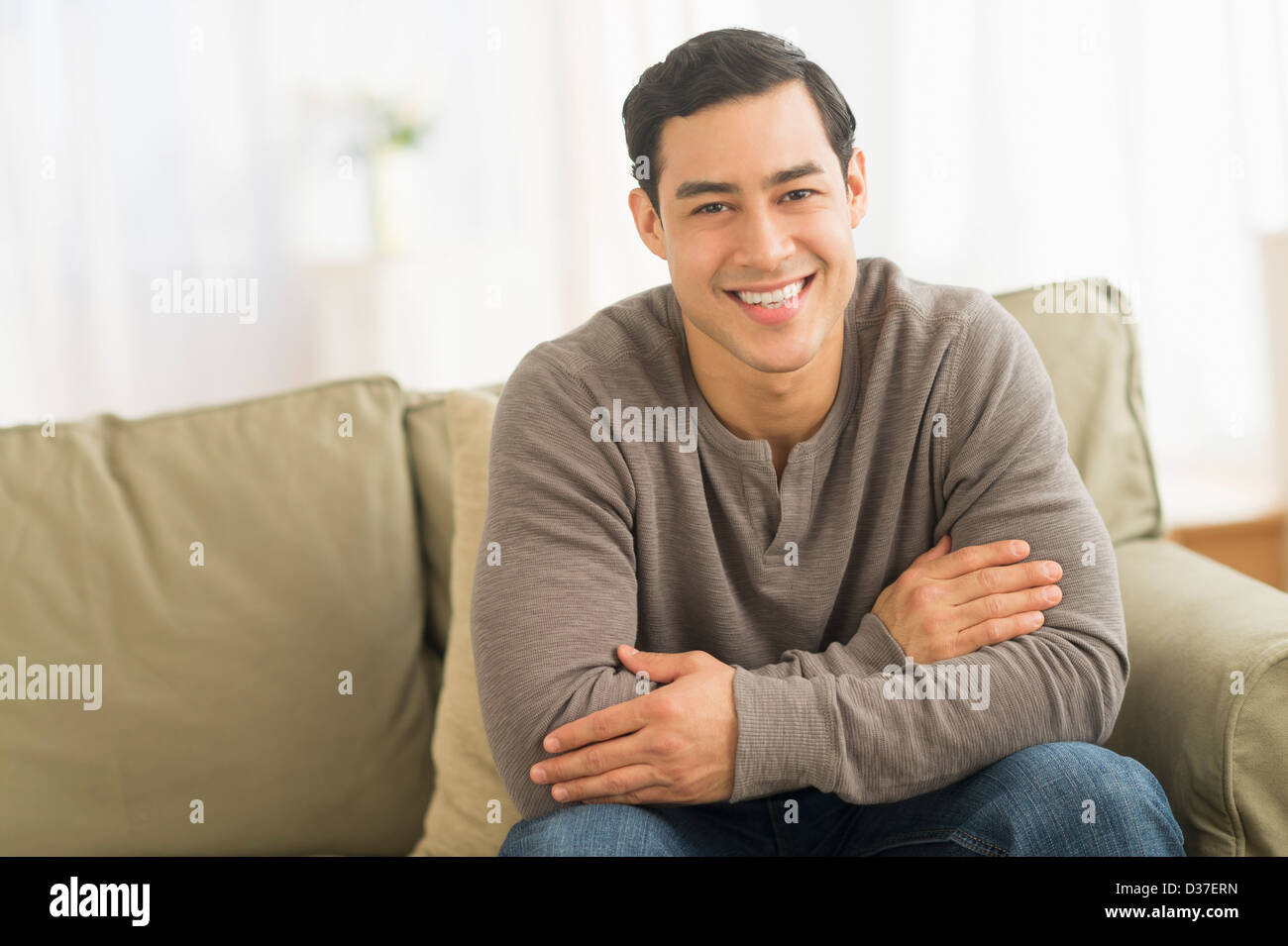 Man smiling portrait 25 29 sofa hi-res stock photography and images - Alamy