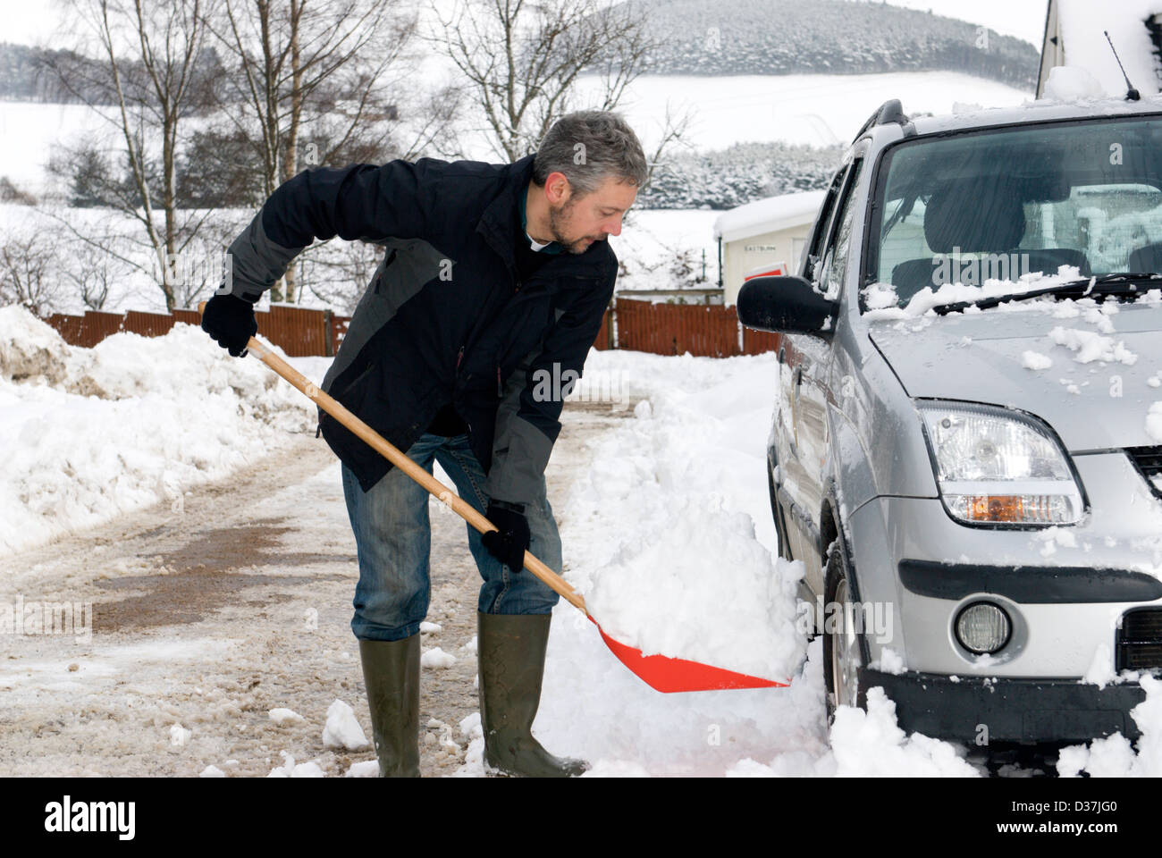 Man clearing snow from car hi-res stock photography and images - Alamy