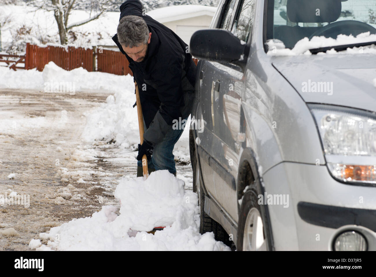 Man clearing snow from car hi-res stock photography and images - Alamy