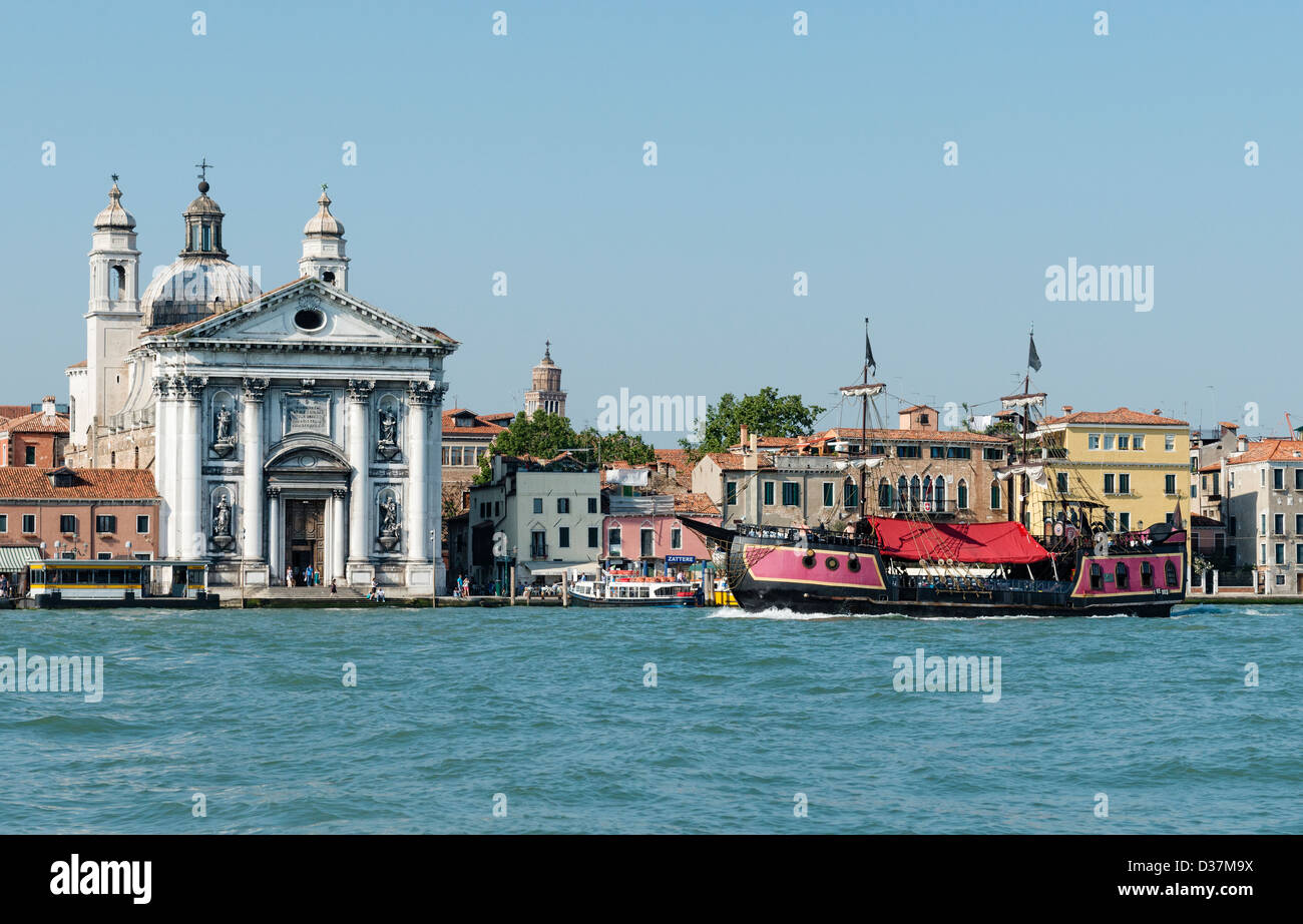The waterfront at Zattere in Dorsoduro Venice Stock Photo - Alamy