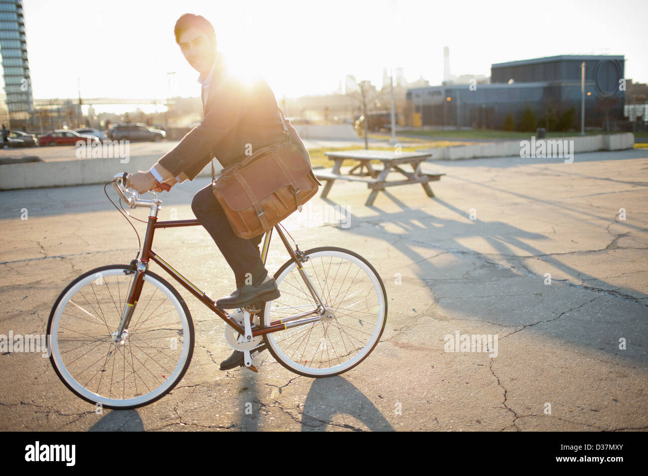 Man riding bicycle side view hi-res stock photography and images - Alamy