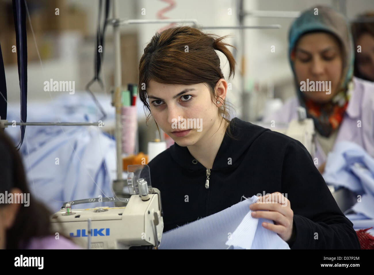 Singer sewing machine industrial hi-res stock photography and images ...
