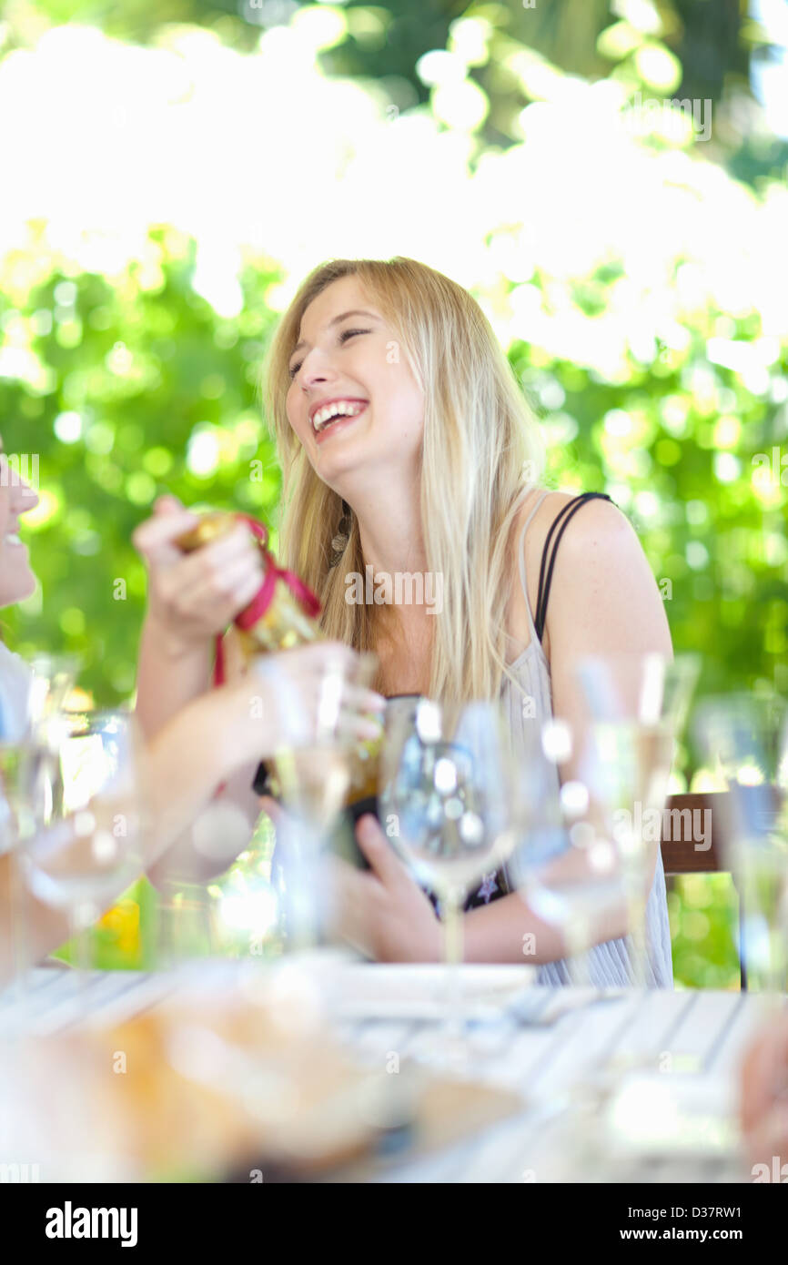 White party outdoors long table hi-res stock photography and images - Alamy