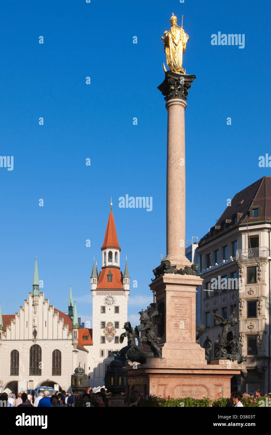 Altes Rathaus and Golden statue of the Virgin in Marienplatz, Munich ...