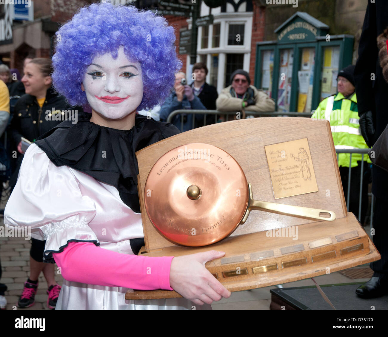 Andrea Mulchrome with the Frying Pan Trophy for winning the Womens ...