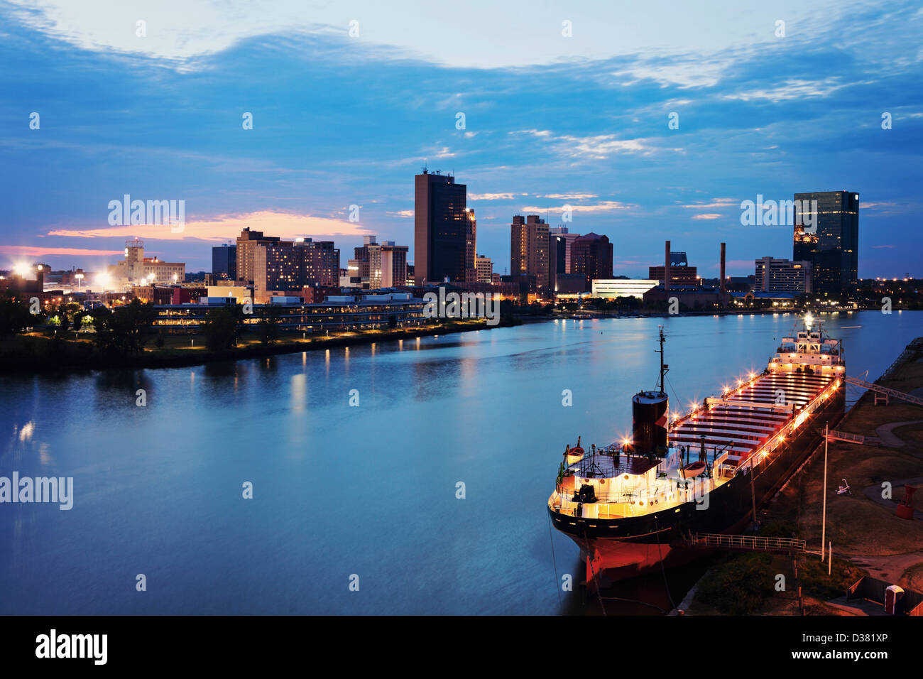 Cleveland skyline water reflection hi-res stock photography and images ...