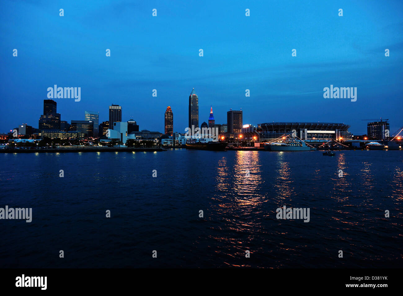 Cleveland skyline water reflection hi-res stock photography and images ...