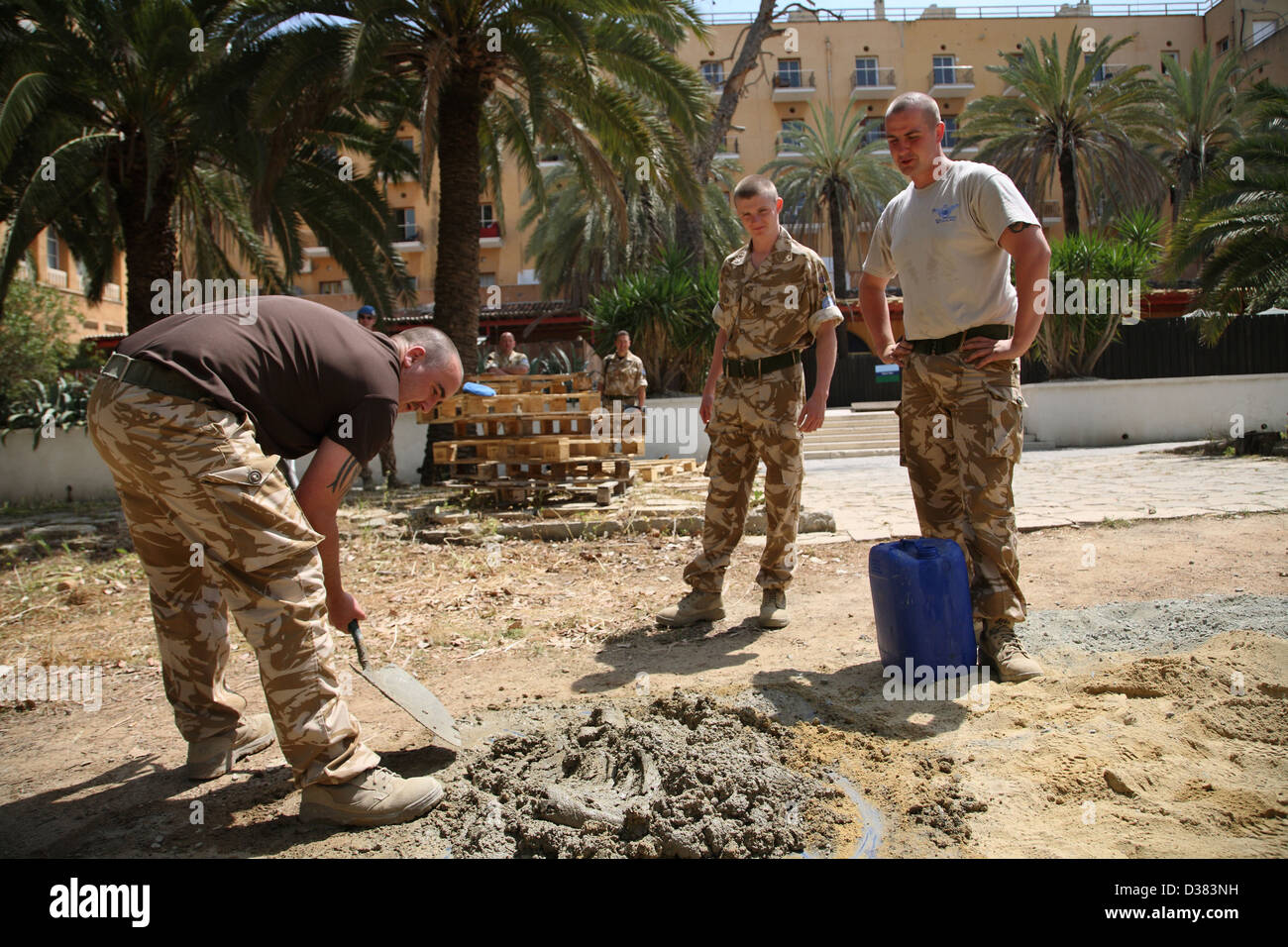 British un soldiers during repair hi-res stock photography and images ...